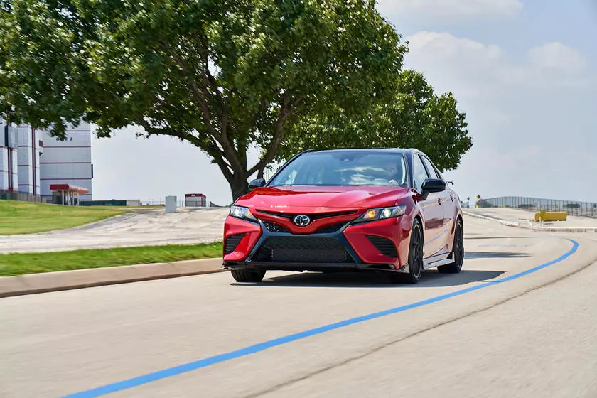 Rishikimi i makinës së parë të Toyota Camry TRD 2020: Camry juaj sportiv ka mbërritur 33021_21