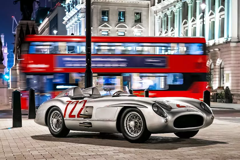 Сэр Стирлинг Мосстың Mercedes 300 SLR автокөлігінің Лондон арқылы соңғы жарылуын қараңыз. 33222_1