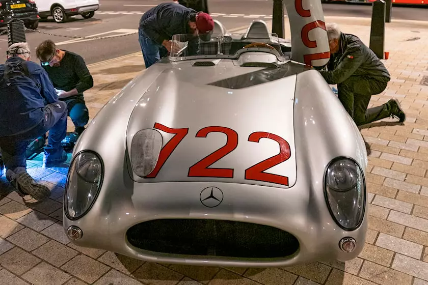 មើលរថយន្ត Mercedes 300 SLR របស់ Sir Stirling Moss បើកការផ្ទុះចុងក្រោយពេញទីក្រុងឡុងដ៍ 33222_10