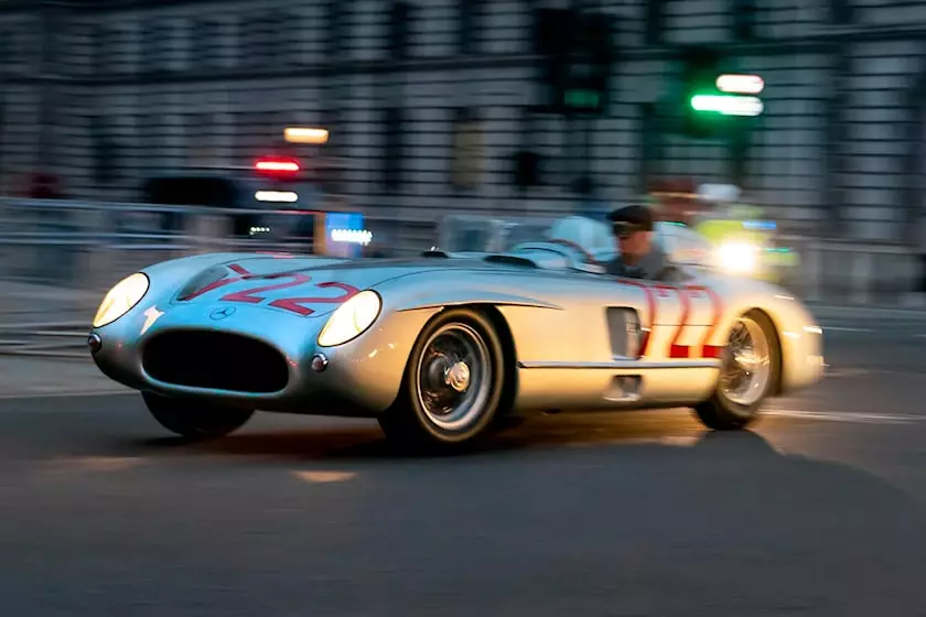 Сэр Стирлинг Мосстың Mercedes 300 SLR автокөлігінің Лондон арқылы соңғы жарылуын қараңыз. 33222_12