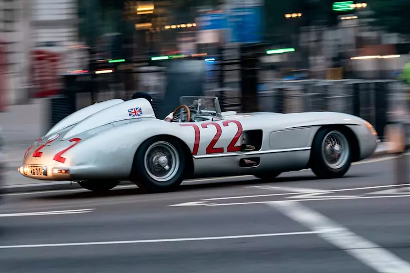 Сэр Стирлинг Мосстың Mercedes 300 SLR автокөлігінің Лондон арқылы соңғы жарылуын қараңыз. 33222_14