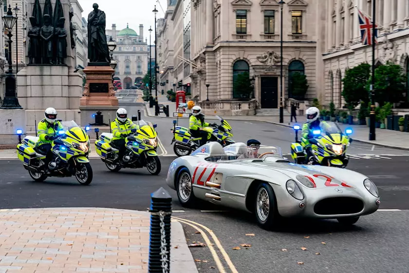 Сэр Стирлинг Мосстың Mercedes 300 SLR автокөлігінің Лондон арқылы соңғы жарылуын қараңыз. 33222_2