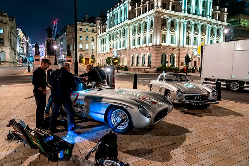 Сэр Стирлинг Мосстың Mercedes 300 SLR автокөлігінің Лондон арқылы соңғы жарылуын қараңыз. 33222_3