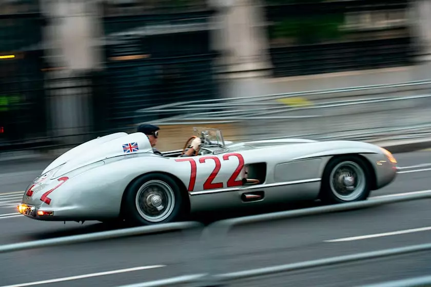 Сэр Стирлинг Мосстың Mercedes 300 SLR автокөлігінің Лондон арқылы соңғы жарылуын қараңыз. 33222_5