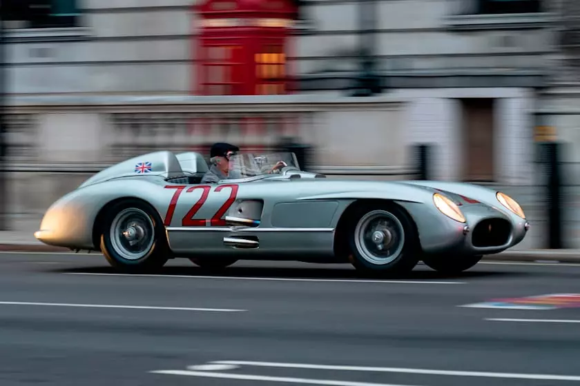 Сэр Стирлинг Мосстың Mercedes 300 SLR автокөлігінің Лондон арқылы соңғы жарылуын қараңыз. 33222_6