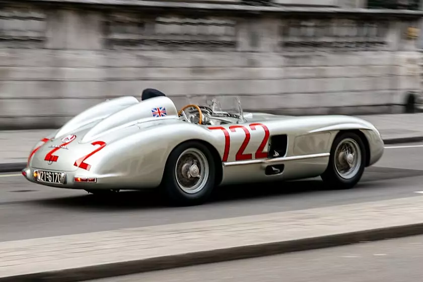 មើលរថយន្ត Mercedes 300 SLR របស់ Sir Stirling Moss បើកការផ្ទុះចុងក្រោយពេញទីក្រុងឡុងដ៍ 33222_7