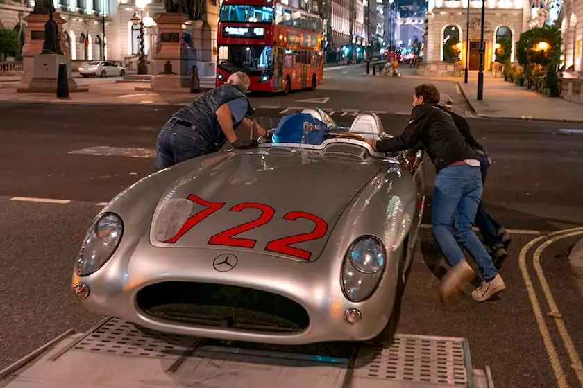 Сэр Стирлинг Мосстың Mercedes 300 SLR автокөлігінің Лондон арқылы соңғы жарылуын қараңыз. 33222_9