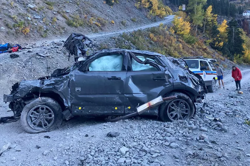 El conductor sobreviu després que el Ford Bronco Sport rodés 400 peus per la muntanya 3326_1