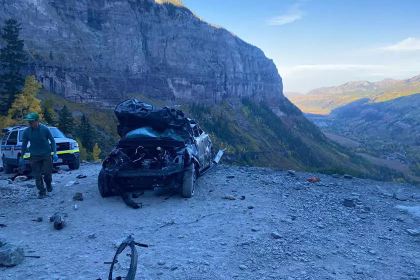 El conductor sobreviu després que el Ford Bronco Sport rodés 400 peus per la muntanya 3326_3