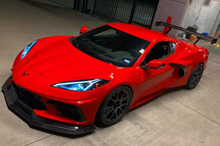 Chevrolet Corvette C8 försöker på en massiv bakvinge 33479_2