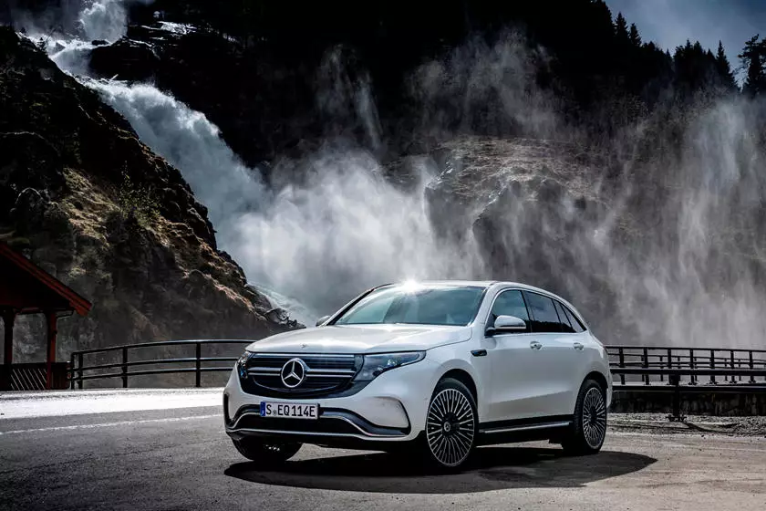 มุมมองด้านหน้า Mercedes-Benz EQC 2020