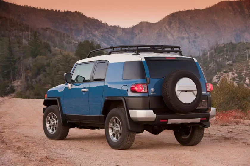 2009-2014 Toyota FJ Cruiser Поглед на задниот агол