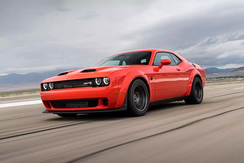 2020-2022 Dodge Challenger SRT Süper Dipçik Sürüş Ön Açısı