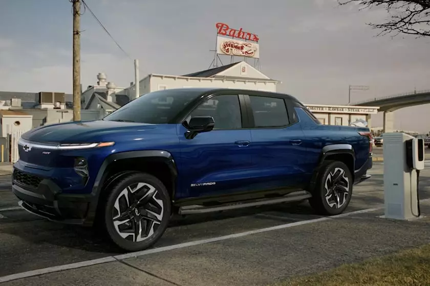 La Sopranoj Kaj Chevrolet Silverado EV Stelo En Super Bowl Anonco 33716_2