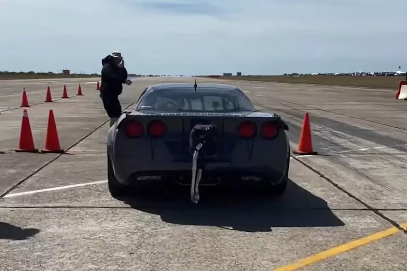 Féach ar an Corvette Z06 seo a Shroichfidh Os cionn 240 MPH In Aon Mhíle 3380_2