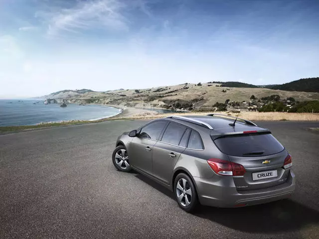 2013 Chevrolet Cruze Wagon veröffentlicht vor Genf 34108_1