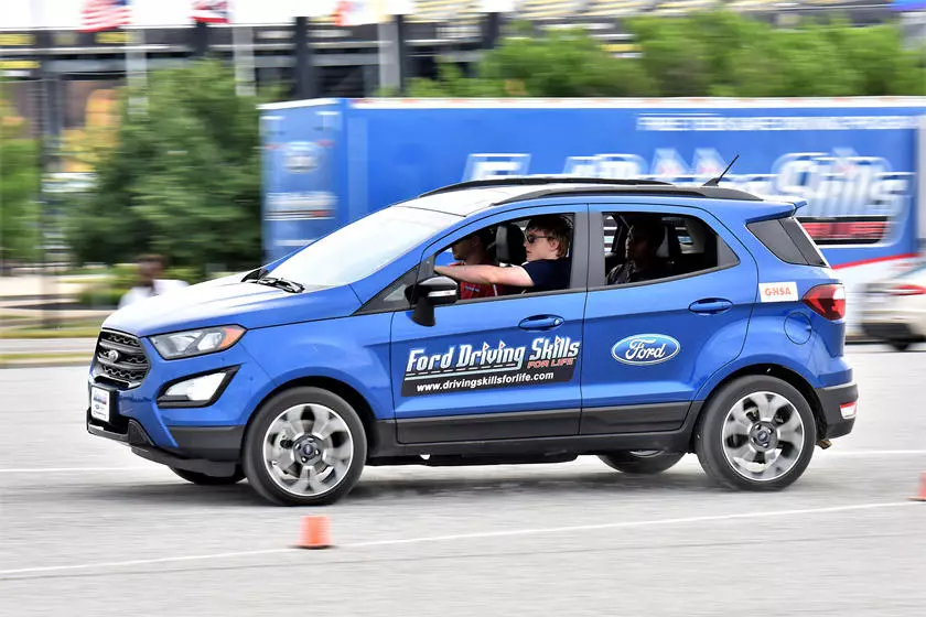 Ford enseignera aux adolescents comment conduire en toute sécurité (gratuitement) 34161_3