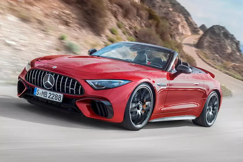 2022 Mercedes-AMG SL 63 டிரைவிங் ஃப்ரண்ட் ஆங்கிள்