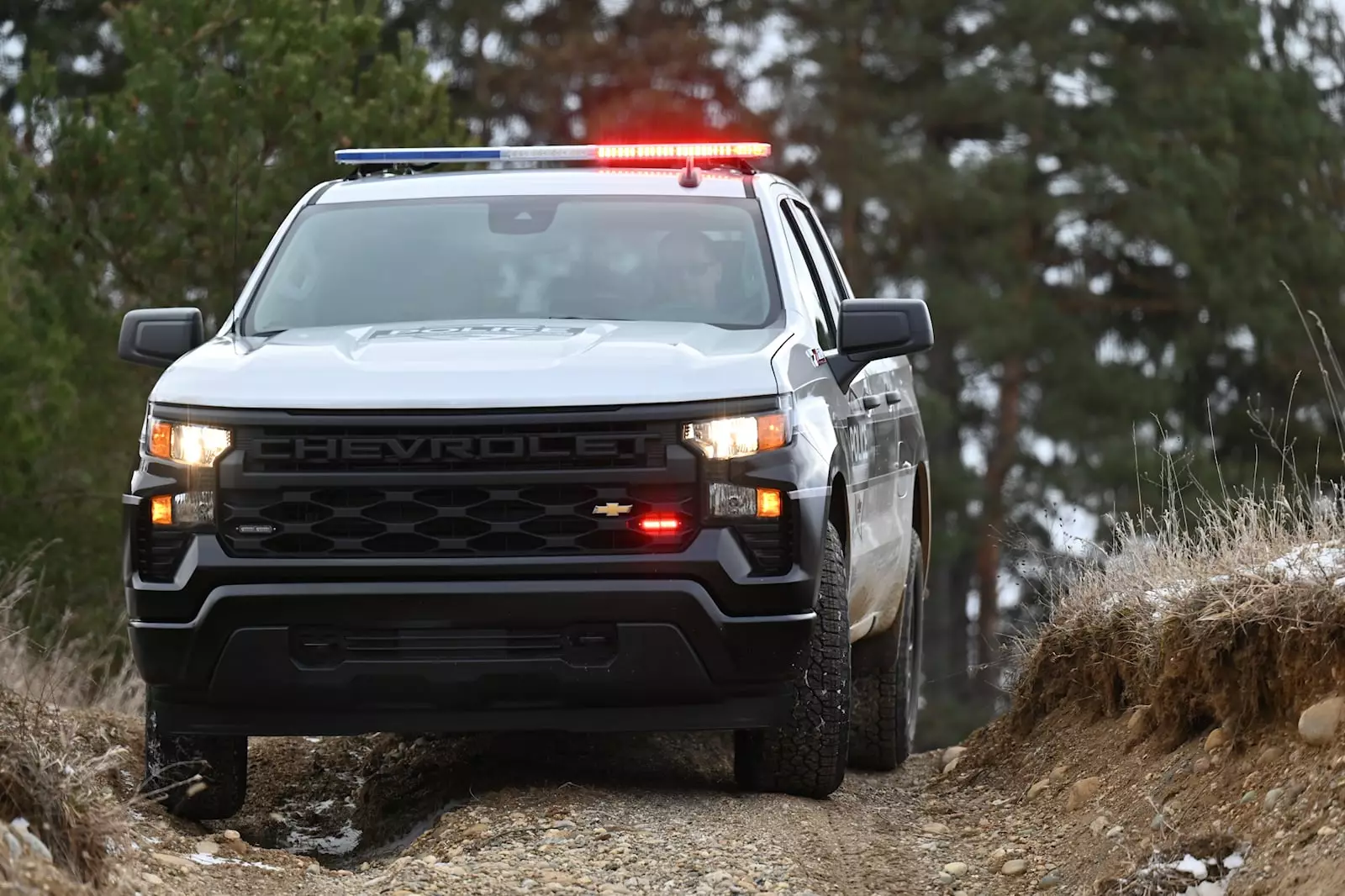 Teraka e Ncha ea Chevy Silverado Pursuit Ha e Tšabe ho Silafala