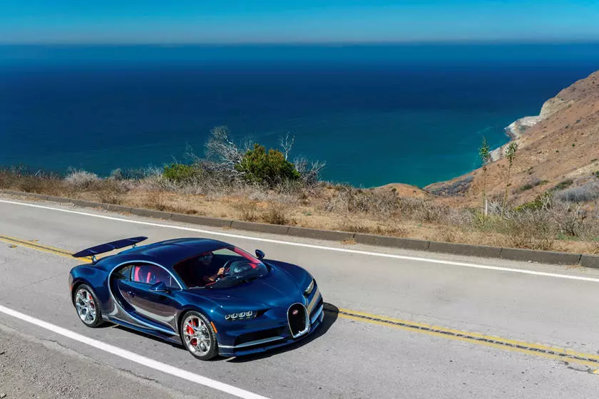 Vista d'angle frontal del Bugatti Chiron Coupe 2016