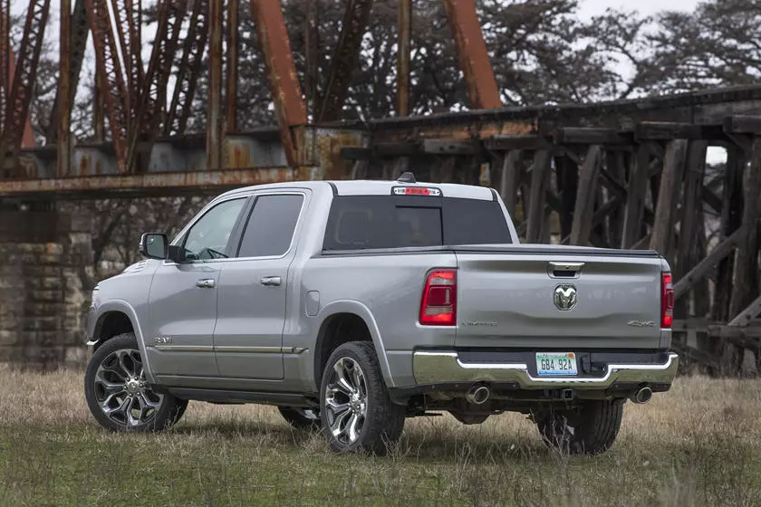 2019-2020 Ram 1500 vista posteriore ad angolo