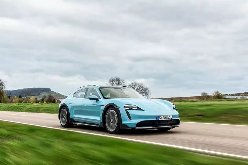 2021-2022 Porsche Taycan Cross Turismo жүргізудің алдыңғы бұрышы