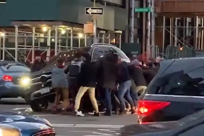Zobacz, jak odważni nowojorczycy podnoszą SUV-a Mercedesa, aby uratować uwięzionego pieszego