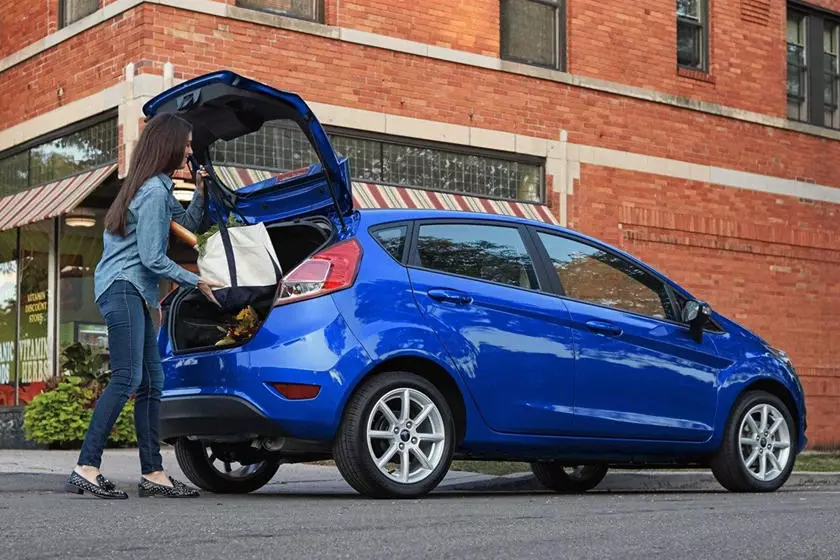 Ford Fiesta Hatchback 2014-2019, вид сзади в три четверти справа