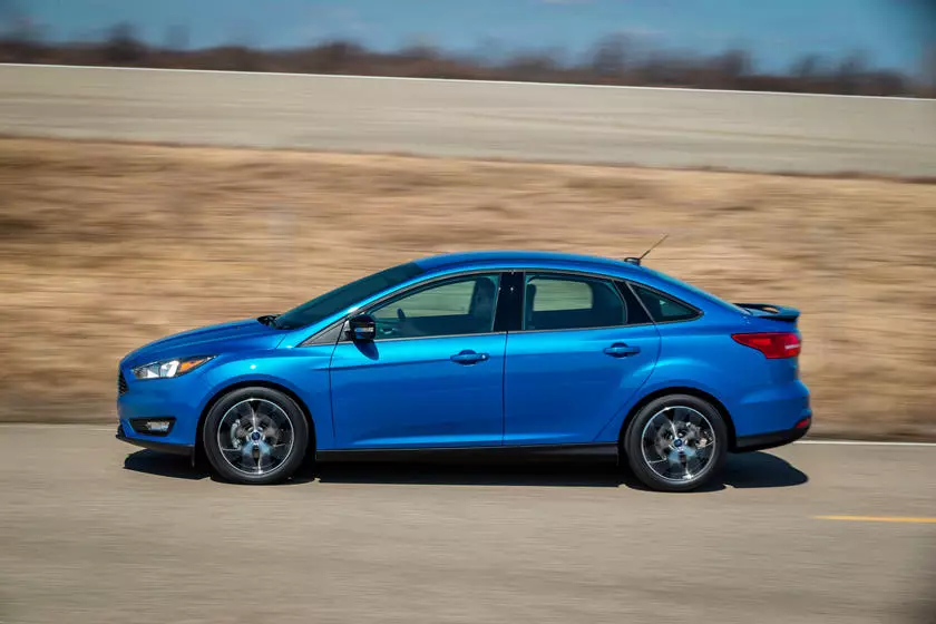 Ford Focus Sedan 2015-2018 em movimento