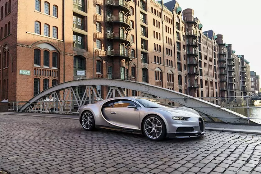 Vista frontal d'angle del Bugatti Chiron Coupe 2017-2022