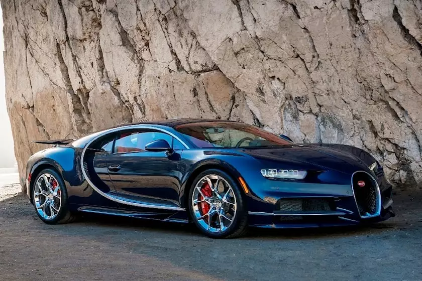 Vue latérale du coupé Bugatti Chiron 2017-2022