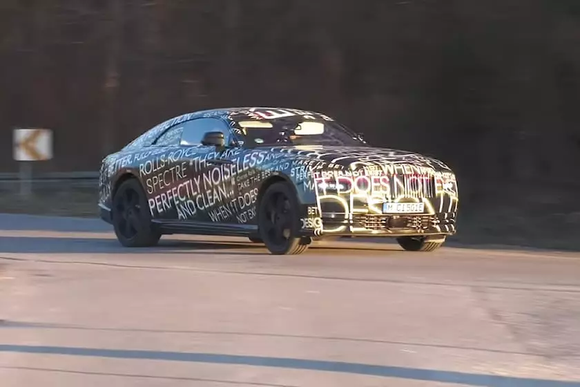 Elektrický Rolls-Royce Spectre je při pohybu děsivě tichý 3469_10