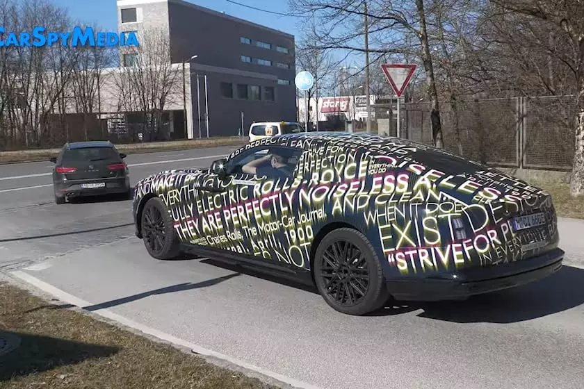 Elektrický Rolls-Royce Spectre je při pohybu děsivě tichý 3469_12