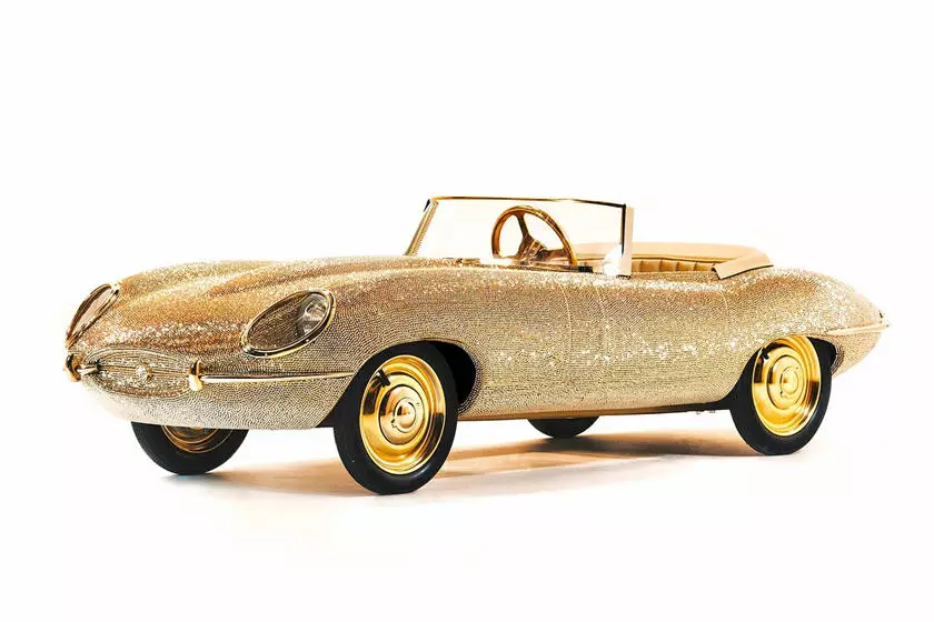 Este exquisito auto de juguete Jaguar E-Type tiene más de 100,000 cristales 34728_2