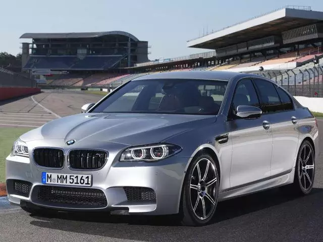 BMWは最終的に次のM5が後部バイアスされたAWDを提供することを確認します 35023_2