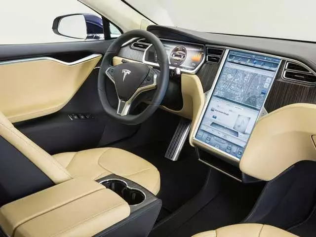 دا 16 کلن د Tesla ماډل S سره پیل وکړ: اوس هغه یو متشبث دی 35028_2