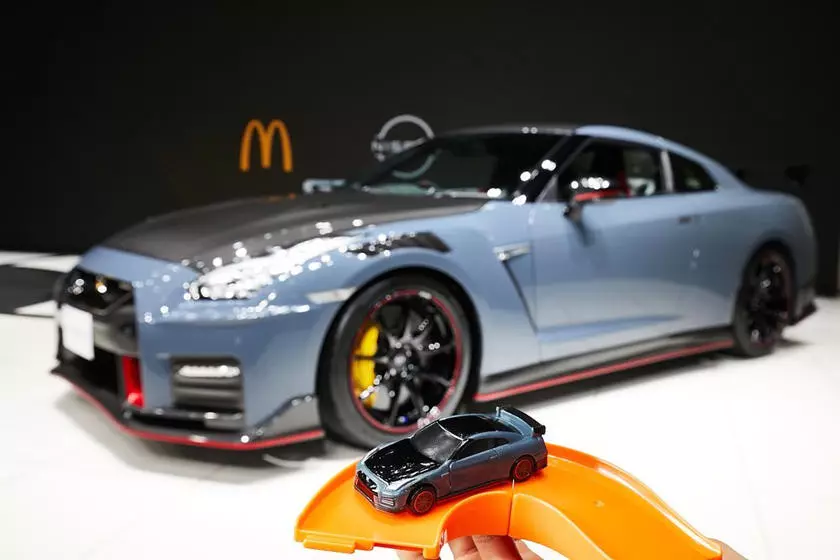 Το Nissan GT-R McDonald's Edition φέρνει νέο νόημα στο γρήγορο φαγητό 35064_7