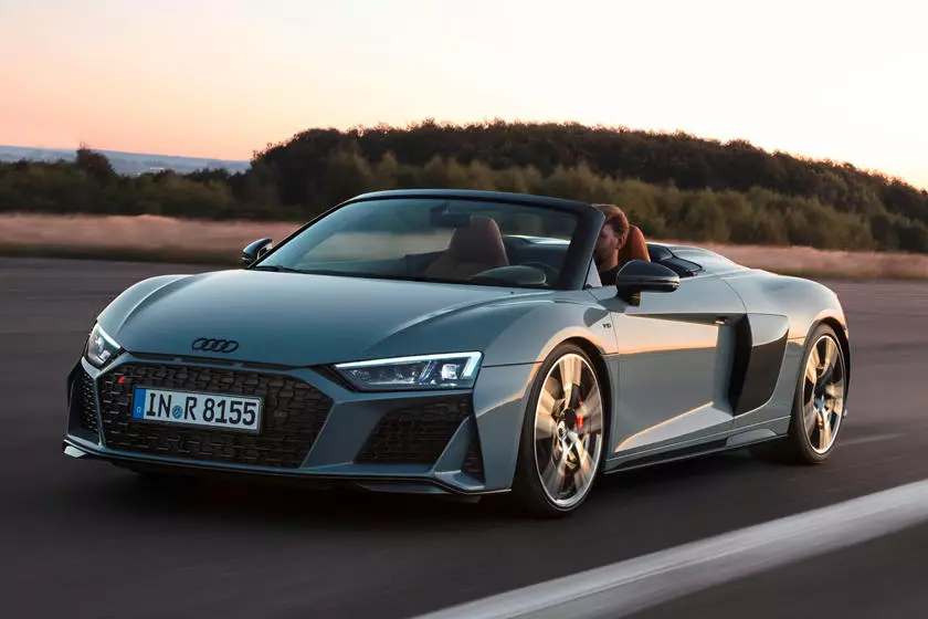 2020 ऑडी R8 स्पायडर फ्रंट व्ह्यू ड्रायव्हिंग