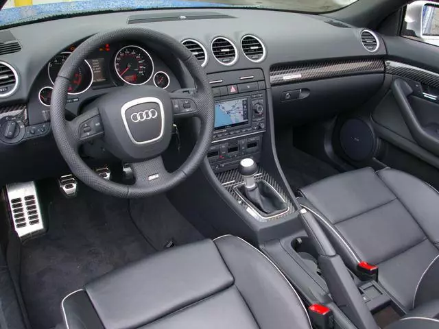 Audi RS4 Koltukları Sipariş Üzerine Çalınıyor 35140_1