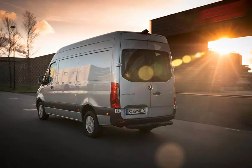 រថយន្ត Mercedes-Benz Sprinter Cargo Van ឆ្នាំ 2019-2020 មុំខាងក្រោយ