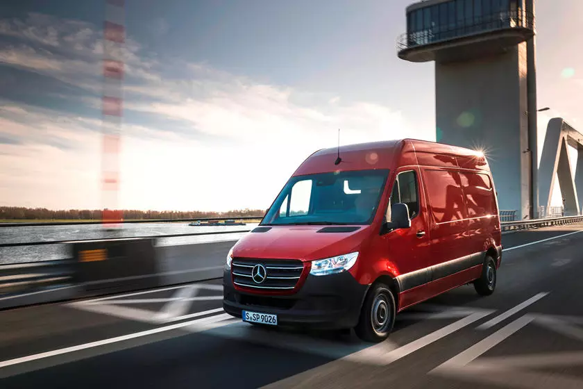 Грузовой фургон Mercedes-Benz Sprinter 2019-2020, вид спереди за рулем