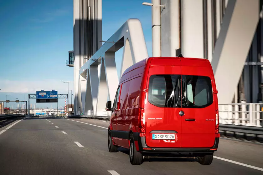 2019-2020 Mercedes-Benz Sprinter Cargo Van Conducere cu vedere din spate