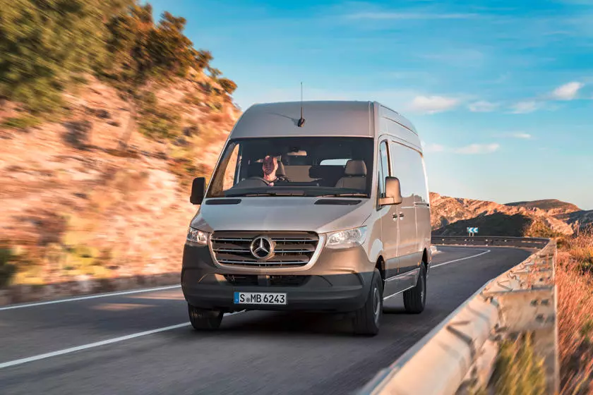 2019-2020 Mercedes-Benz Sprinter Cargo Van Front View បើកបរ