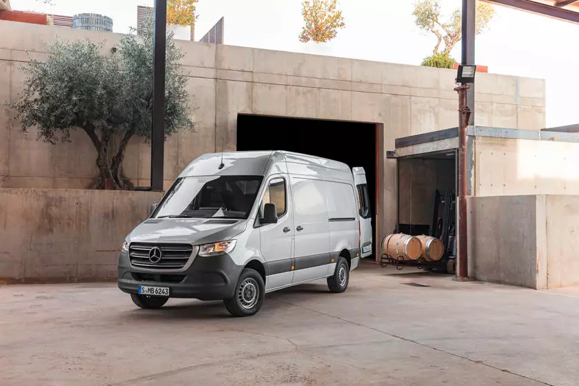 Грузовой фургон Mercedes-Benz Sprinter 2019-2020, вид спереди, ракурс