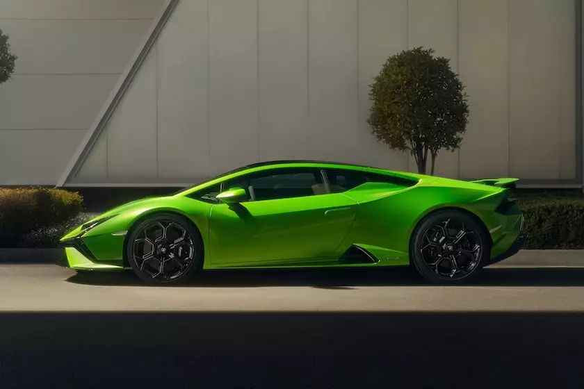 Выгляд збоку Lamborghini Huracan Tecnica 2023 года