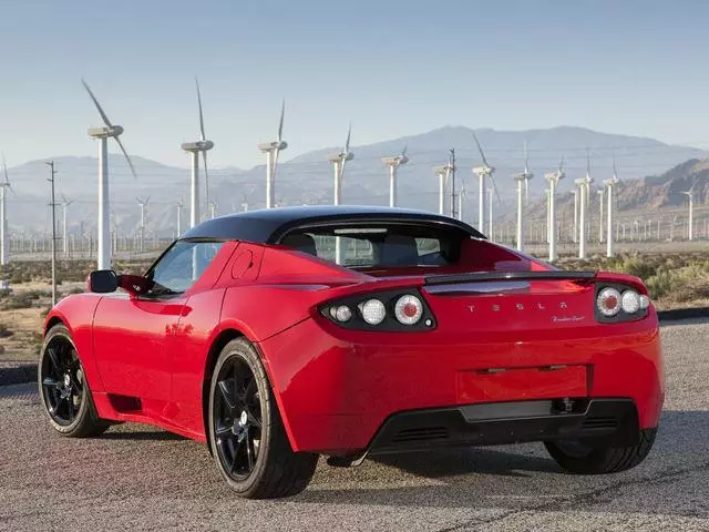 Tesla Roadster 3.0 သည် မိုင် 400 အကွာအဝေးရှိပြီး သင့်အား သောင်တင်နေမည်မဟုတ်ပေ။ 35348_3