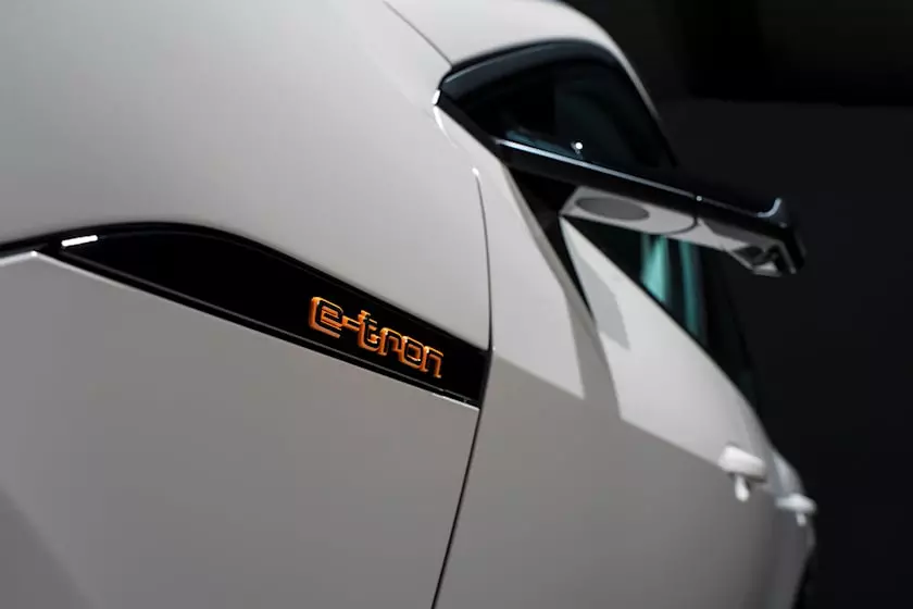 Logotip modela Audi e-tron 2019 od blizu, priključek za električno polnjenje
