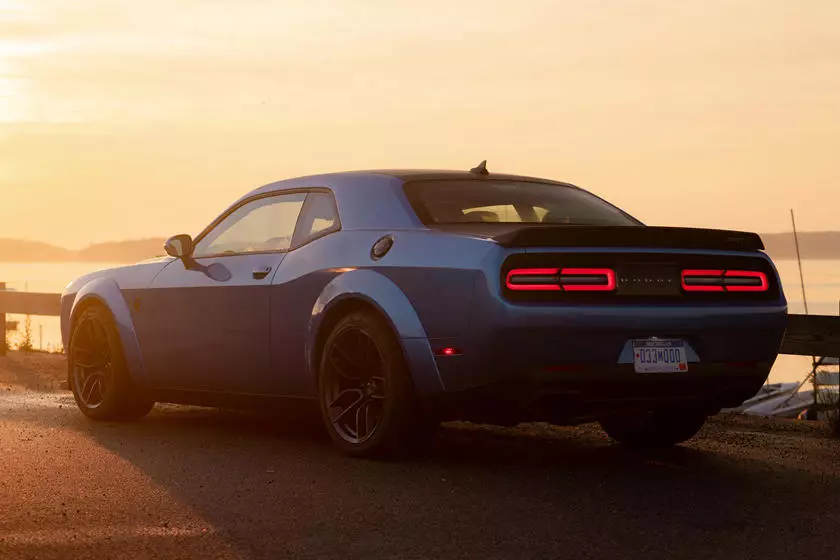 Vista traseira do Dodge Challenger SRT Hellcat 2019-2020