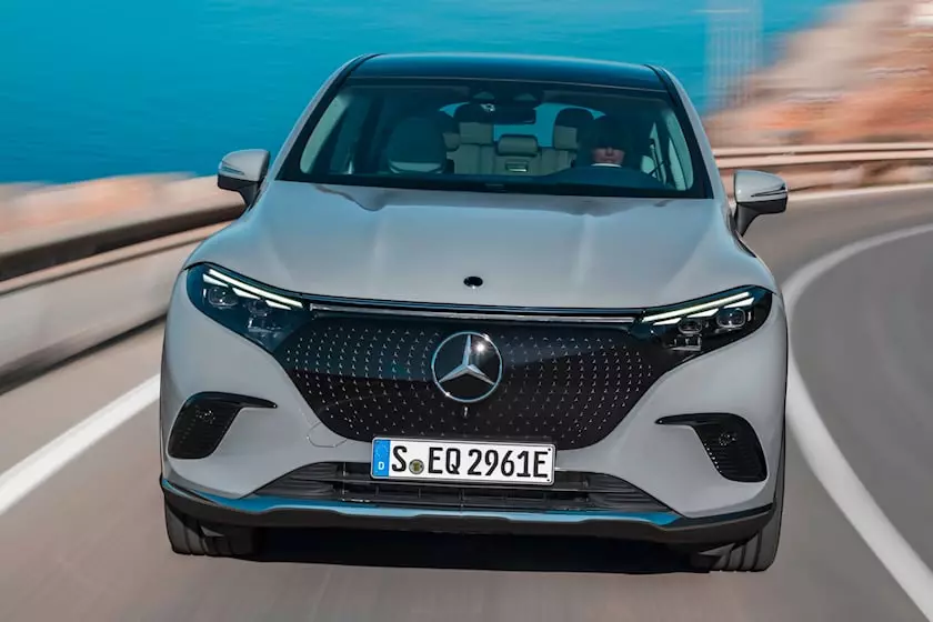 I-Mercedes-Benz EQS SUV iFika inoBuchwephesha obuninzi kunye nobunewunewu obuninzi 354327_6