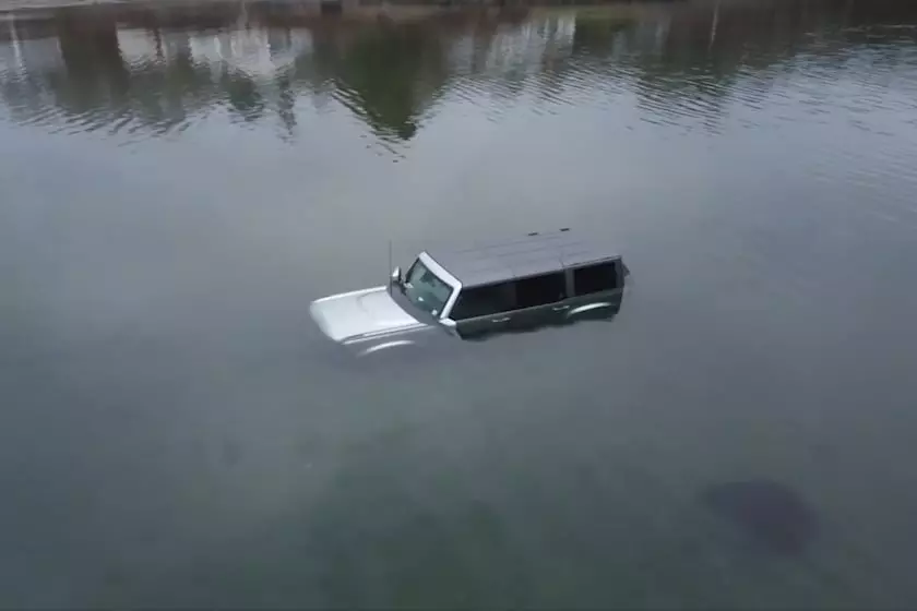 Ford Bronco wat vas in water kan nie gered word nie 354333_2